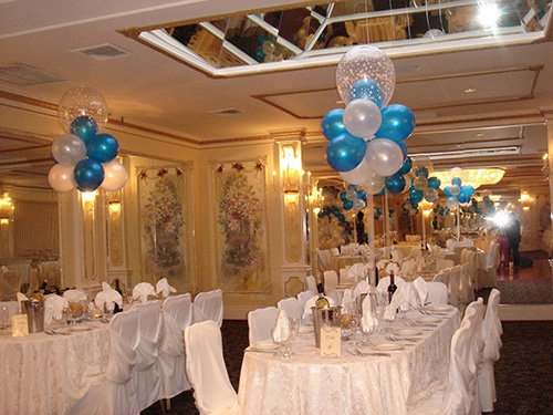 Balloon Cloud Table Centerpiece Set Up - The Brat Shack Party Store